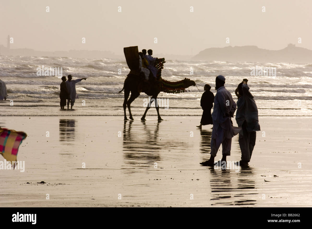 Pakistaner genießen die Kamele und das Meer am Clifton beach Karachi ...