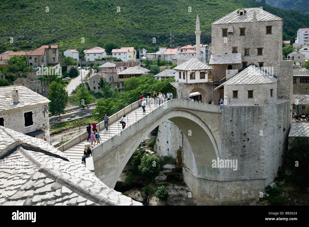 Bosnien und Herzegowina - Mostar. Die alte Brücke Stari Most - (b.1556 ...
