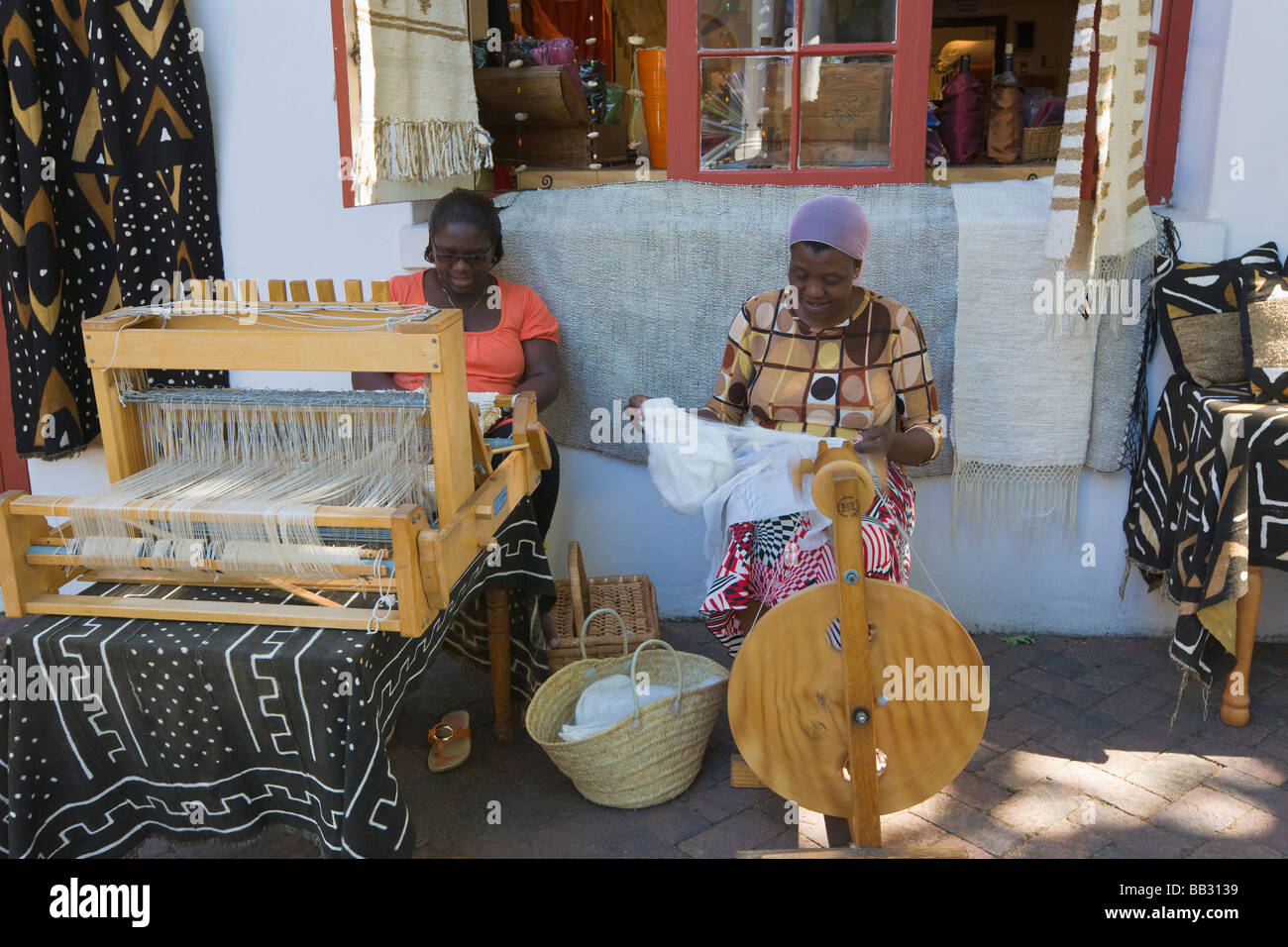 Afrikanische frauen -Fotos und -Bildmaterial in hoher Auflösung – Alamy