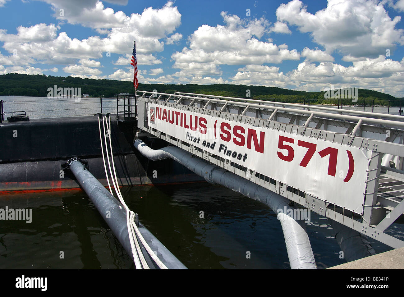 Nordamerika, USA, Connecticut, Groton. Ein Zeichen und Gang mit der ...