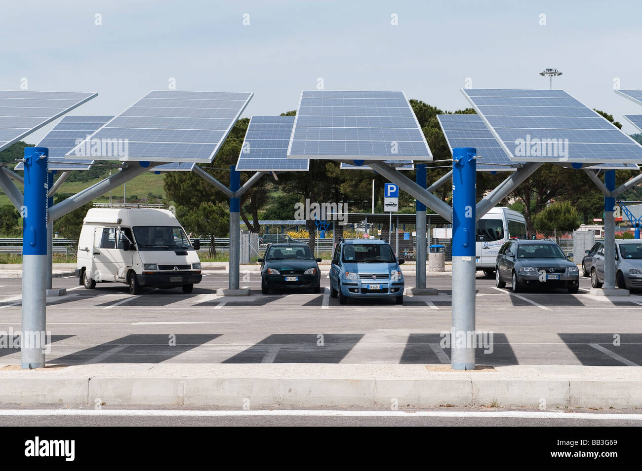 Solarzellen, die zur gleichzeitigen Abschattung geparkter Autos und zur ...