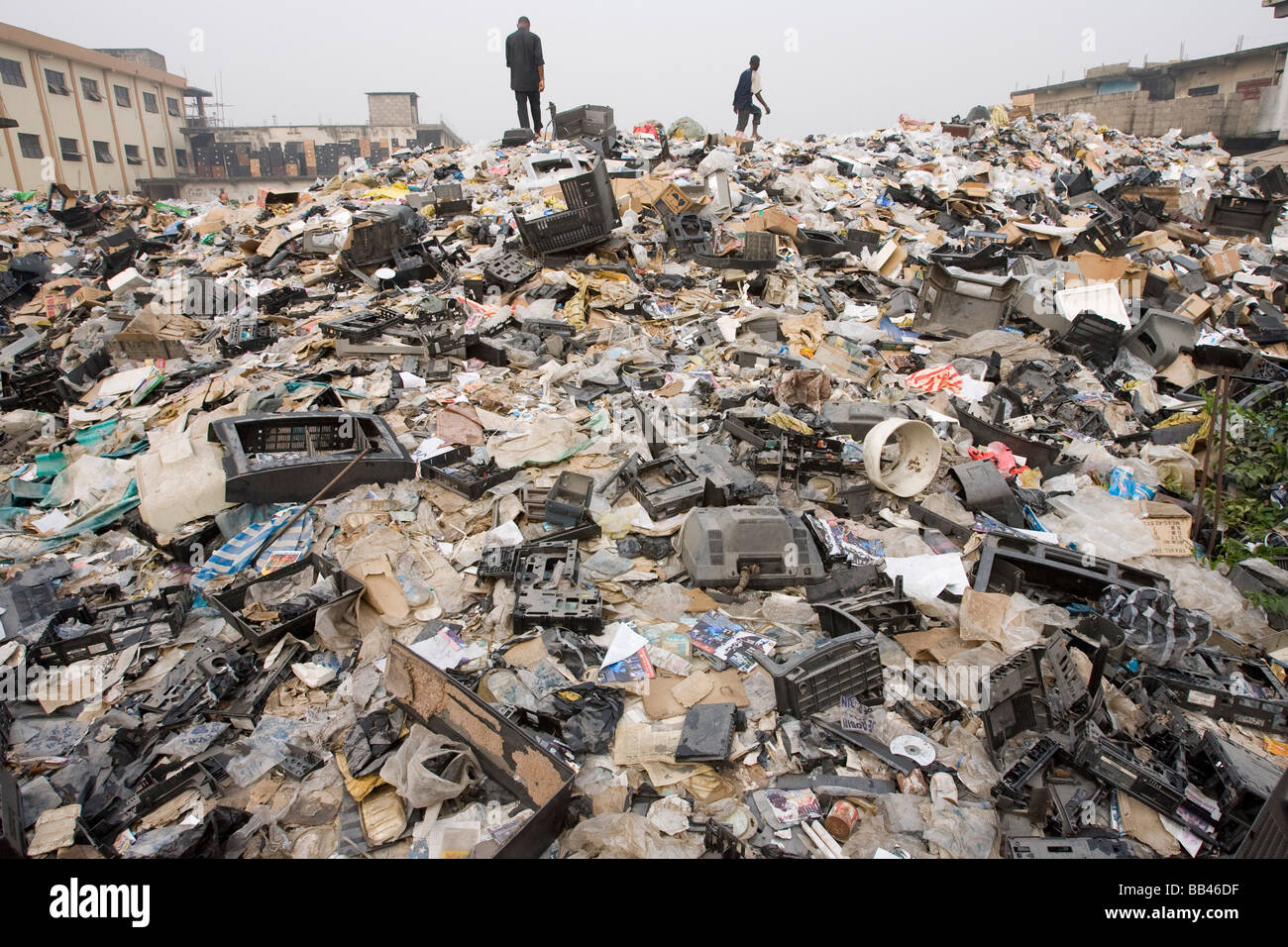 Illegales dumping von computern -Fotos und -Bildmaterial in hoher ...