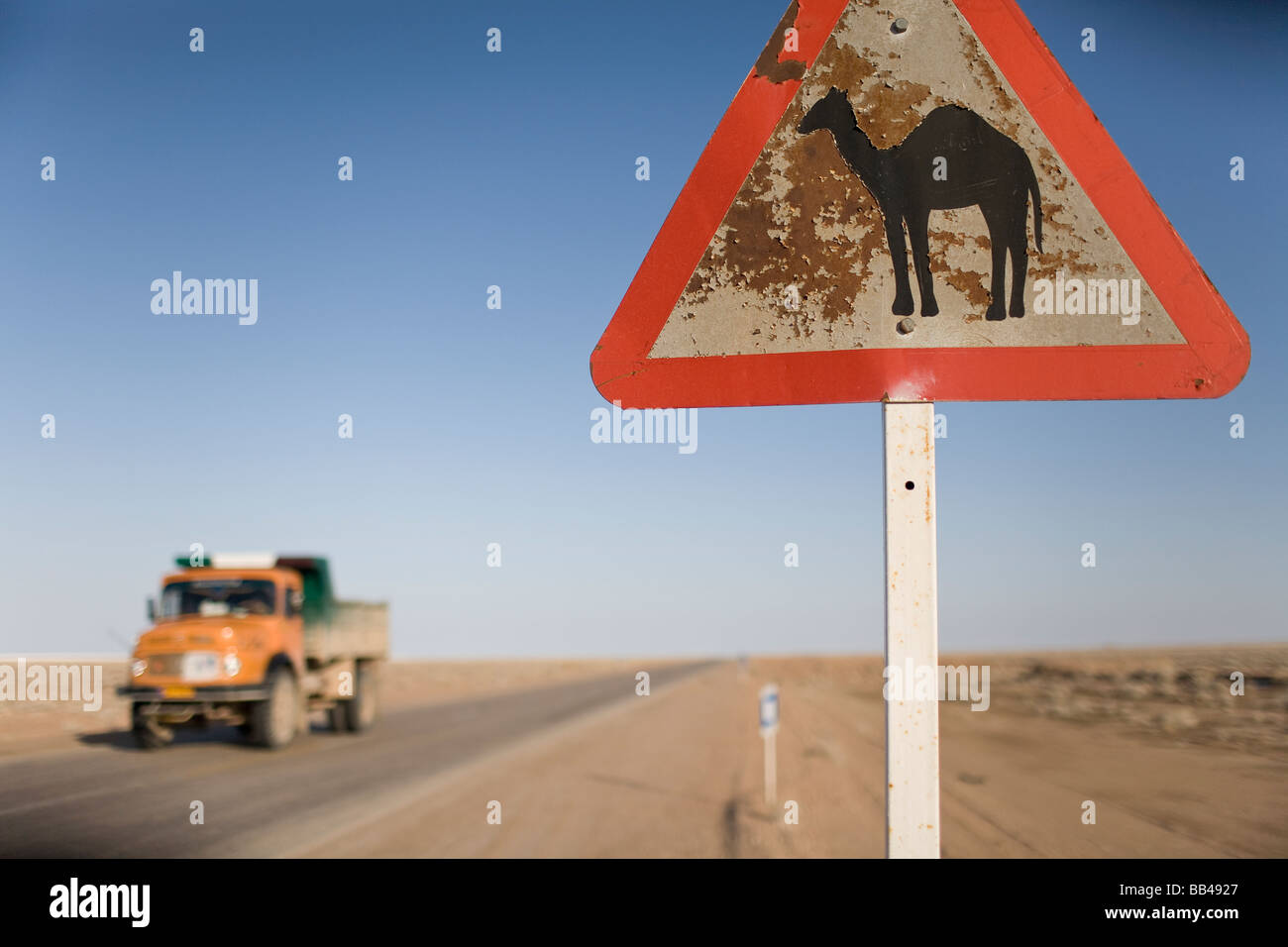 Camel crossing sign -Fotos und -Bildmaterial in hoher Auflösung – Alamy