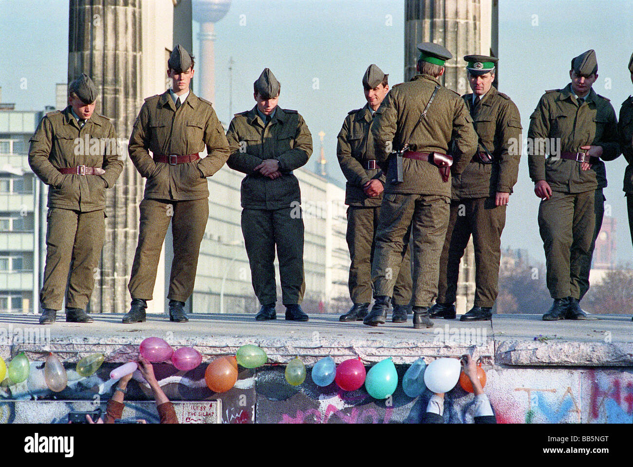 NVA Soldaten auf der Berliner Mauer im Jahr 1989, Berlin, Deutschland ...