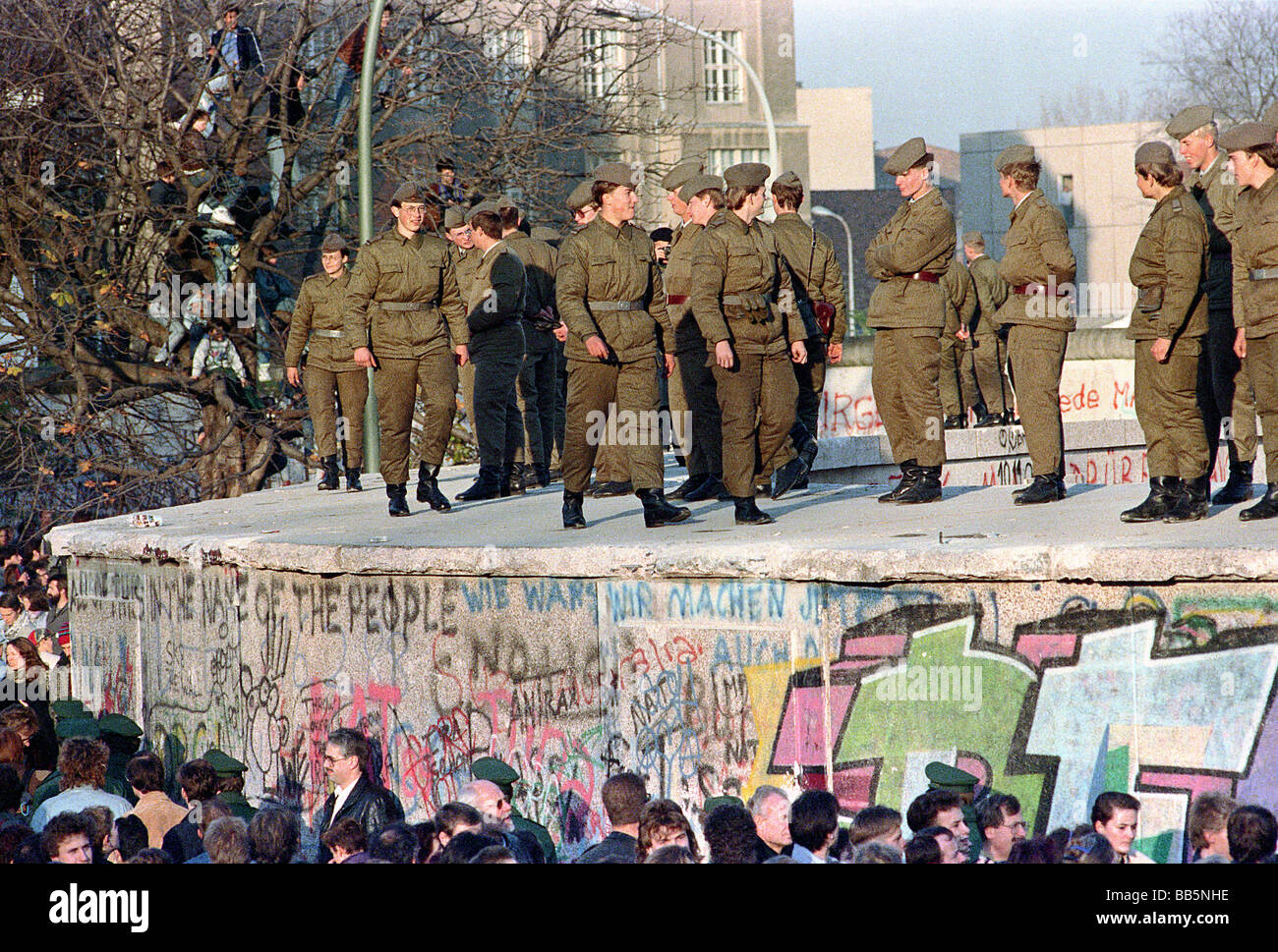 NVA Soldaten auf der Berliner Mauer im Jahr 1989, Berlin, Deutschland ...
