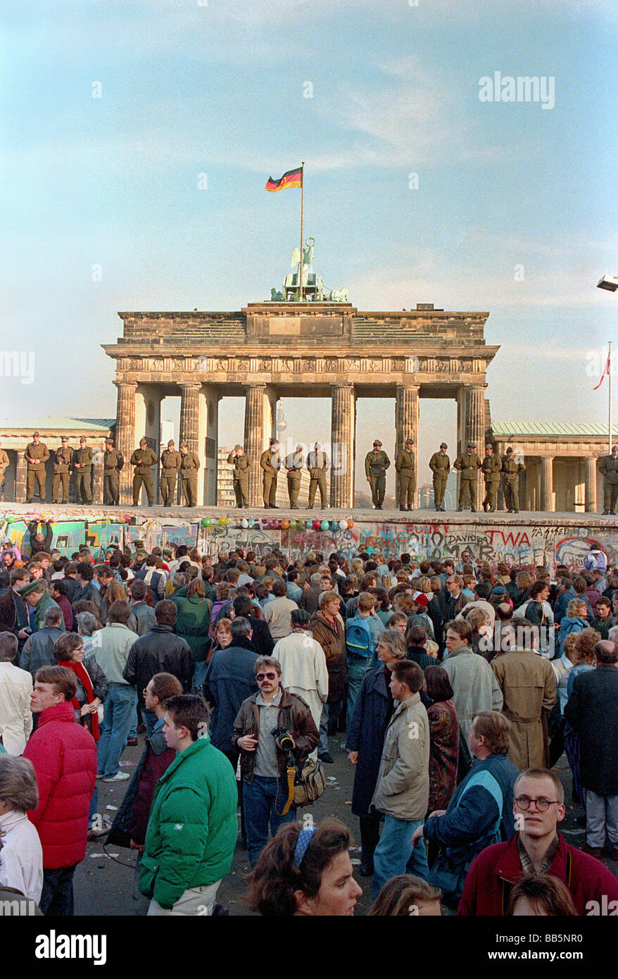 Menschenmassen vor der Berliner Mauer und Brandenburger Tor im Jahr ...