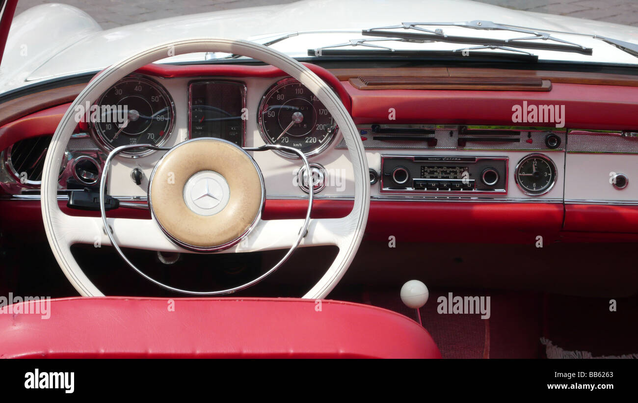 Cockpit eines Mercedes Benz Oldtimers Stockfotografie - Alamy