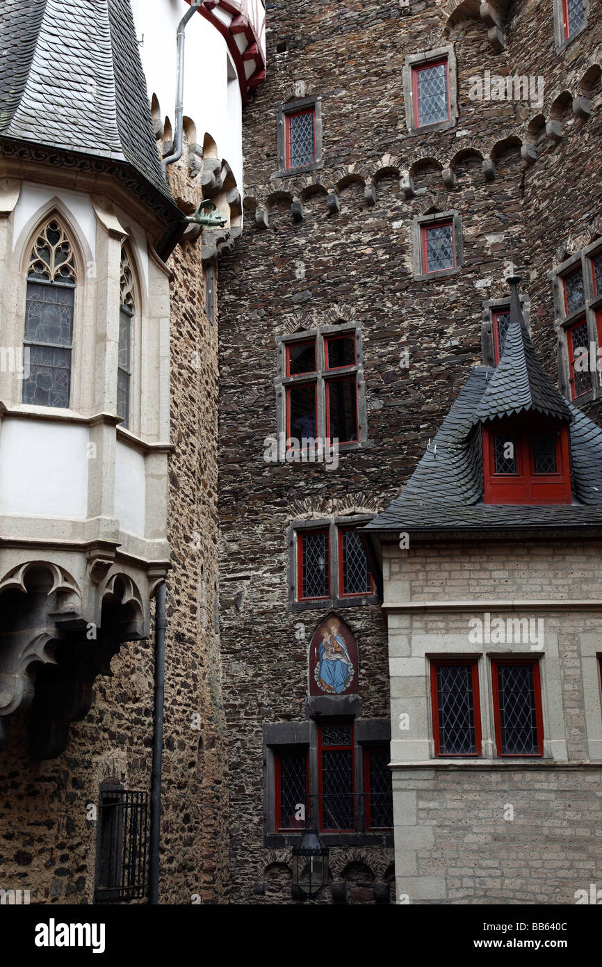 Der Innenhof der Burg Eltz Burg in der Mosel-Region Deutschlands ...