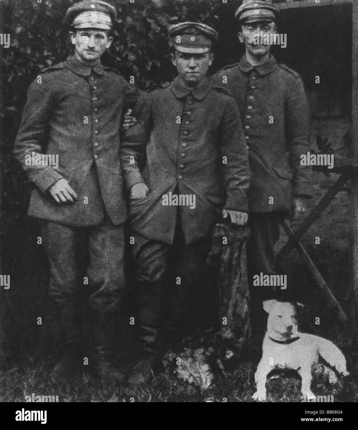German soldier with dog Schwarzweiß-Stockfotos und -bilder - Alamy