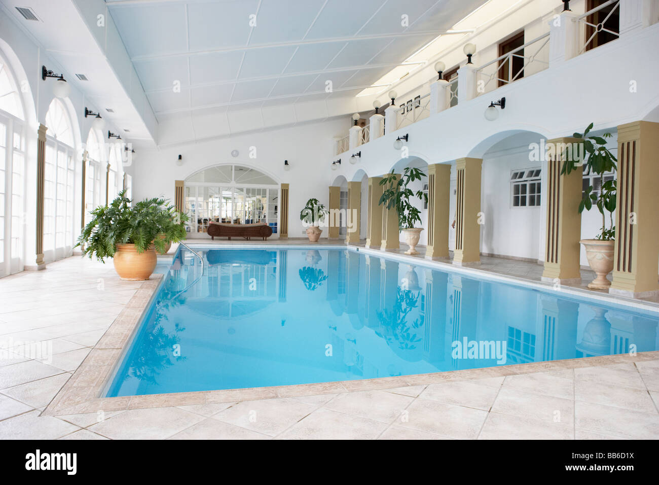 Luxus im schwimmbad -Fotos und -Bildmaterial in hoher Auflösung – Alamy
