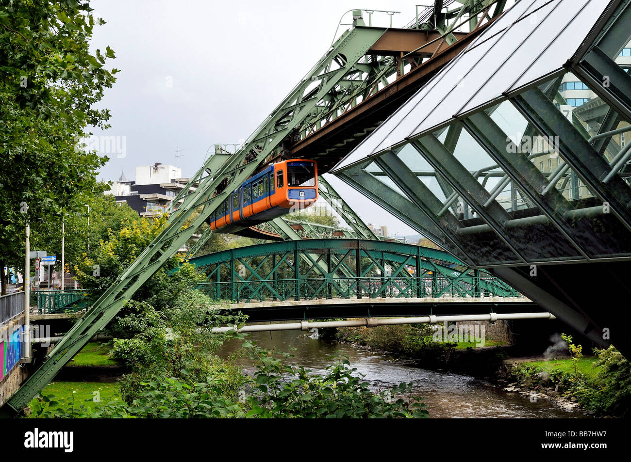 Wuppertaler Schwebebahn aufgehängt Monorail, Wuppertal, Nordrhein ...