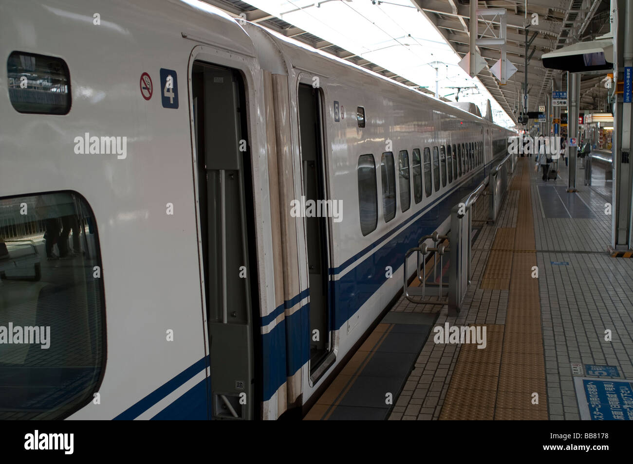 Japan shinkansen zug osaka -Fotos und -Bildmaterial in hoher Auflösung ...