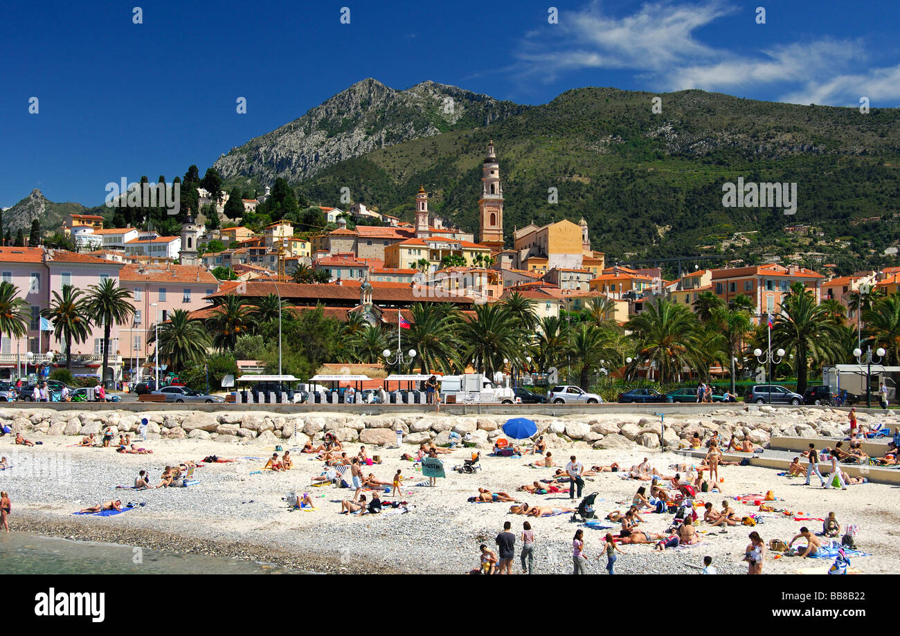 Am Strand in Menton, Blick auf die Ortschaft und das Hinterland Berge ...