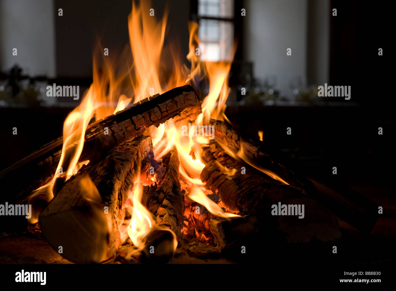Offenes feuer verwenden -Fotos und -Bildmaterial in hoher Auflösung – Alamy