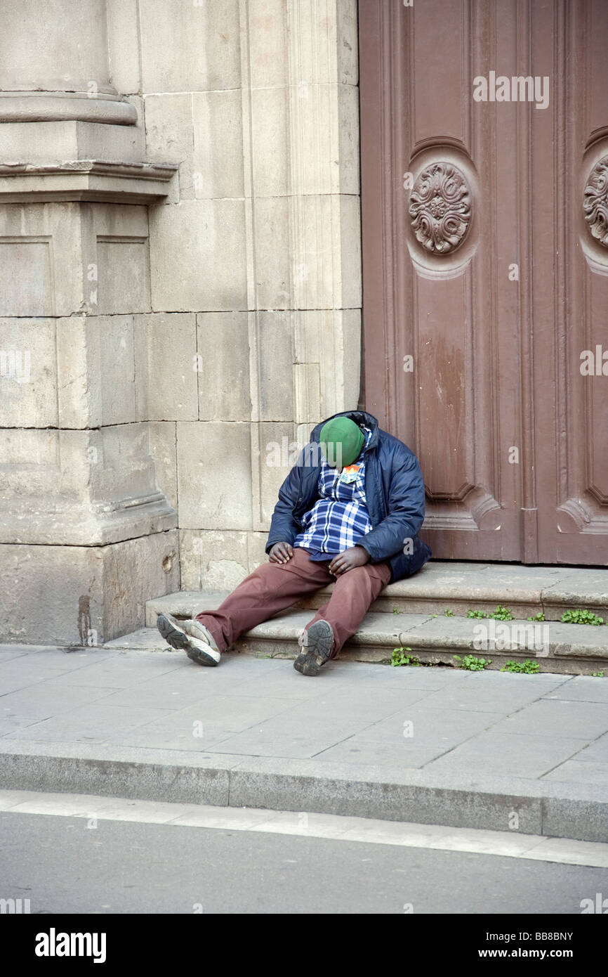 Barcelona street beggar -Fotos und -Bildmaterial in hoher Auflösung – Alamy