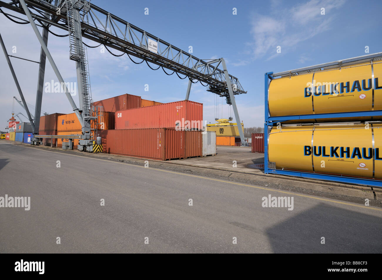 Container terminal Bonn, Tankcontainer und Iso-Container, daneben ...