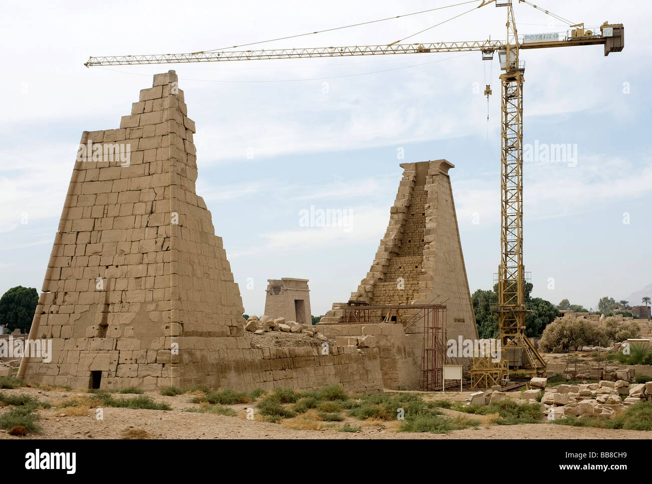 Karnak temple egypt reconstruction -Fotos und -Bildmaterial in hoher ...
