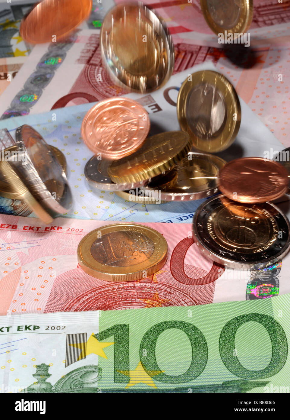 Euro-Banknoten und Münzen, symbolisches Bild für Geld-Regen ...