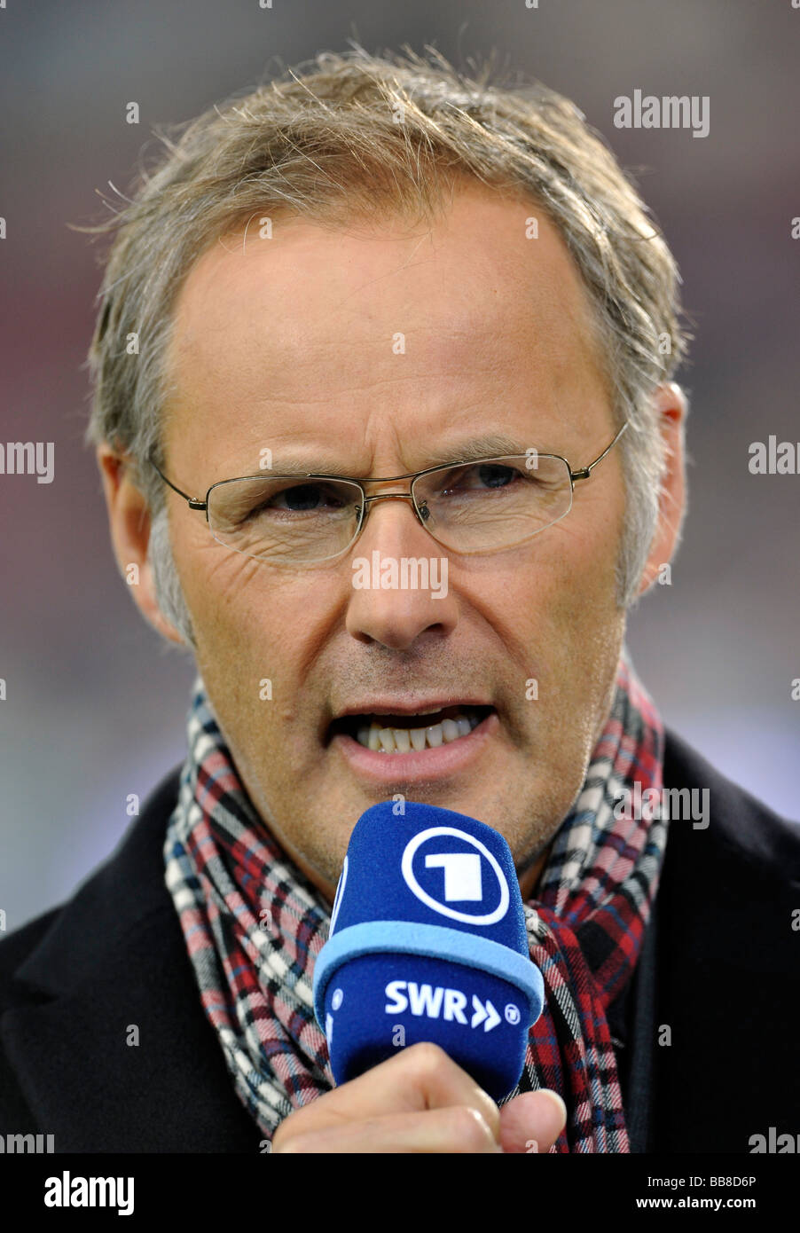 TV-Moderatorin, Sportreporter Reinhold BECKMANN, ARD, hält ein Mikrofon ...