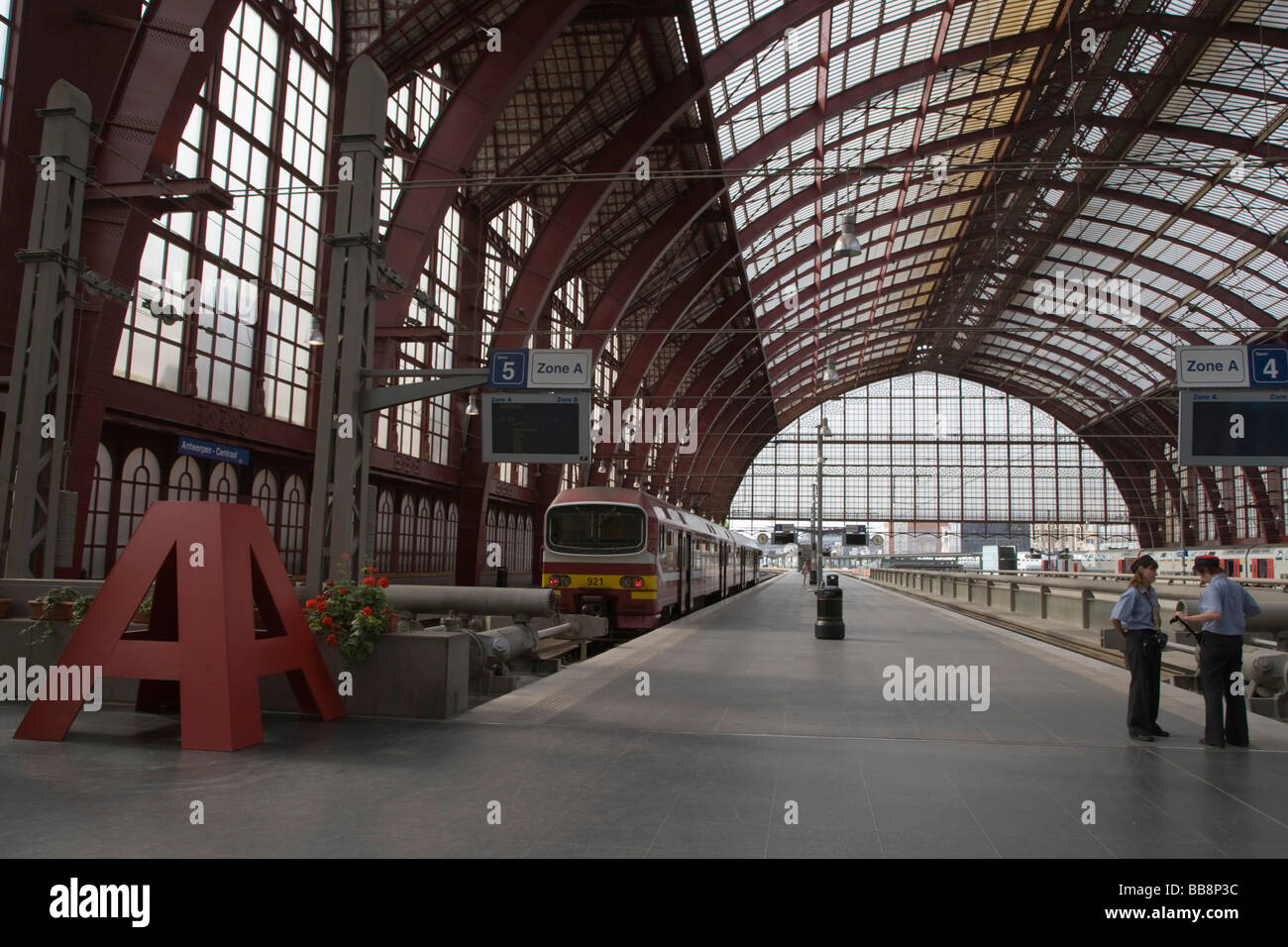 Bahnhof antwerpen centraal -Fotos und -Bildmaterial in hoher Auflösung ...