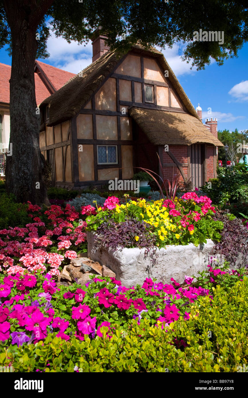 Traditionelle englische Scottish Country Cottage mit einem Strohdach ...