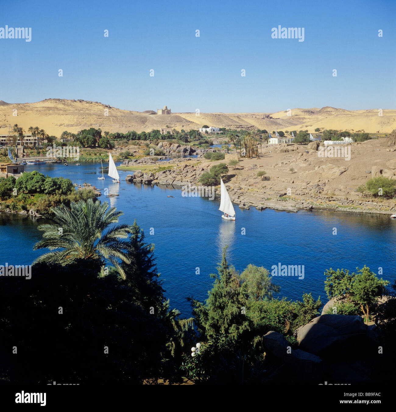 Segelboot auf dem Nil nahe See Assuan-Stausee-Ägypten Stockfotografie ...