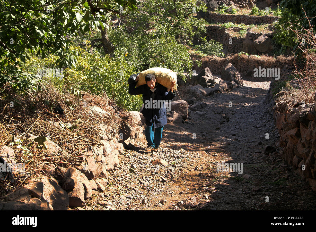 Dorfbewohner tragen -Fotos und -Bildmaterial in hoher Auflösung – Alamy