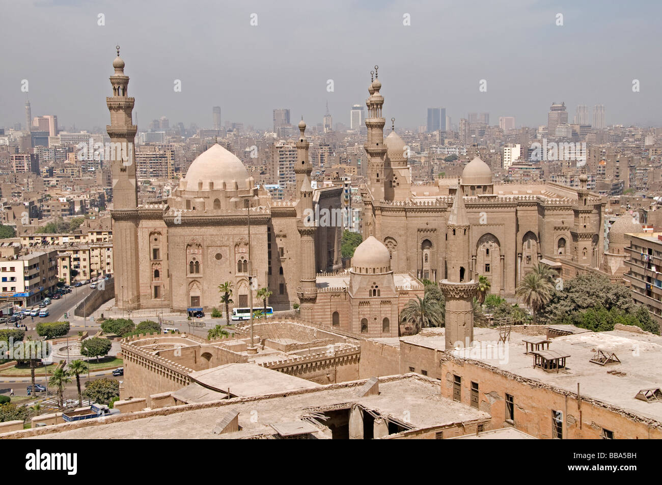 Altstadt von Kairo Stadt Ägypten Sultan Hassan Moschee links und rechts ...