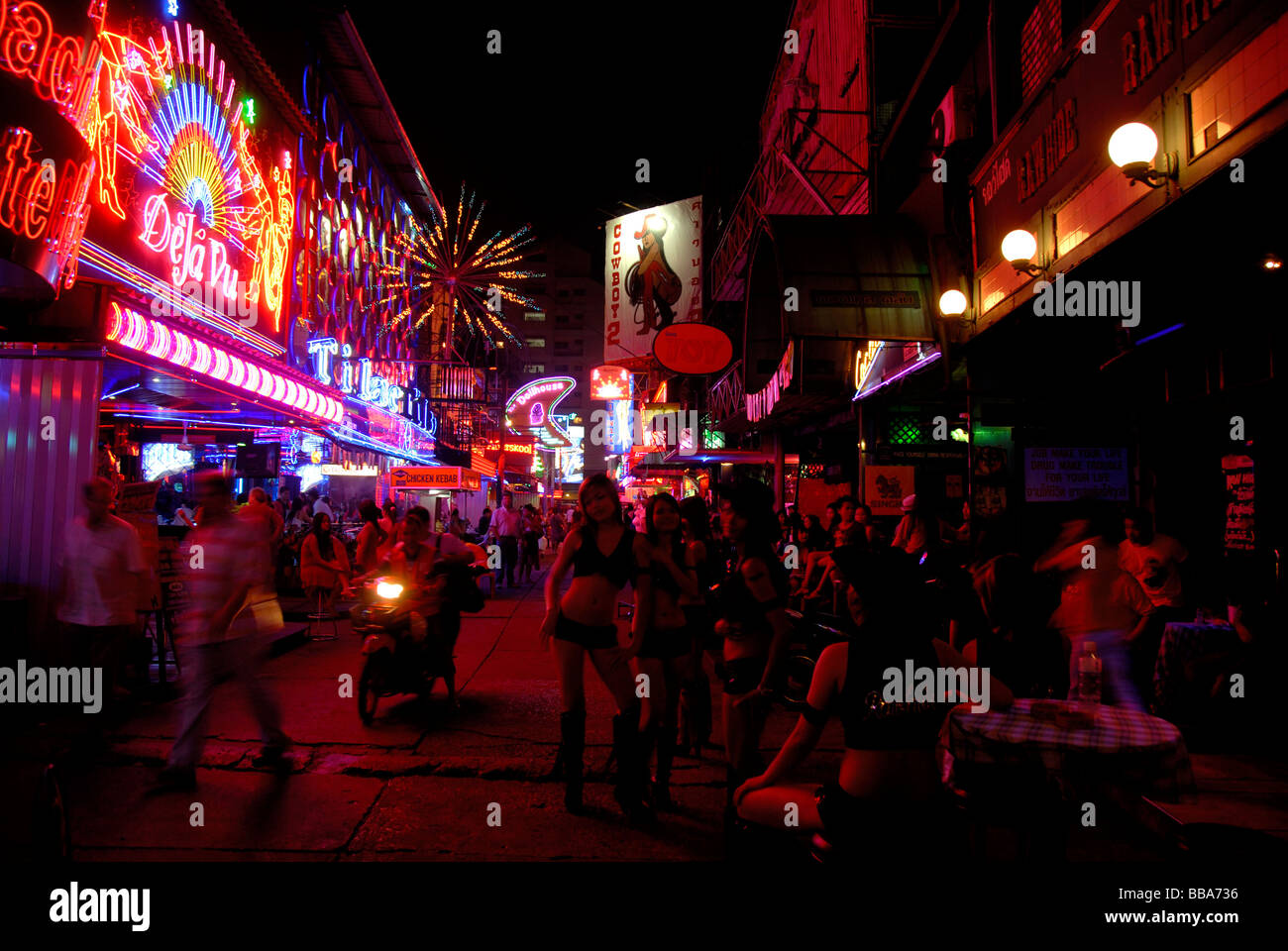 Nachtleben, bunte Leuchtreklamen, Prostituierte vor Bars, Rotlicht-Viertel Soi Cowboy, Bangkok ...