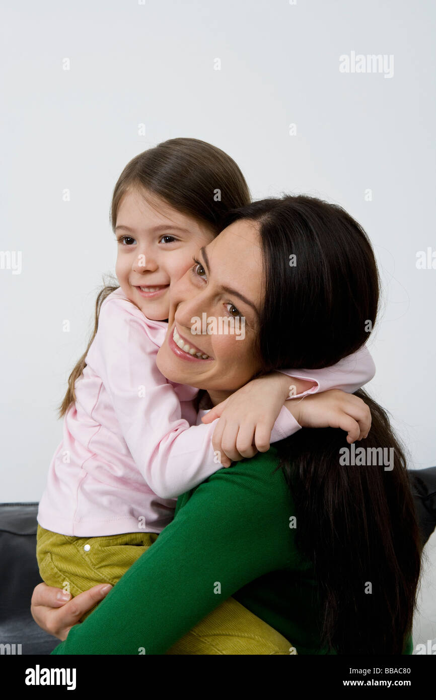Eine Mutter und ihre kleine Tochter, umarmen Stockfotografie - Alamy