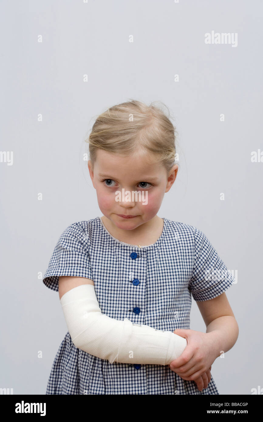 Arm gebrochen -Fotos und -Bildmaterial in hoher Auflösung – Alamy