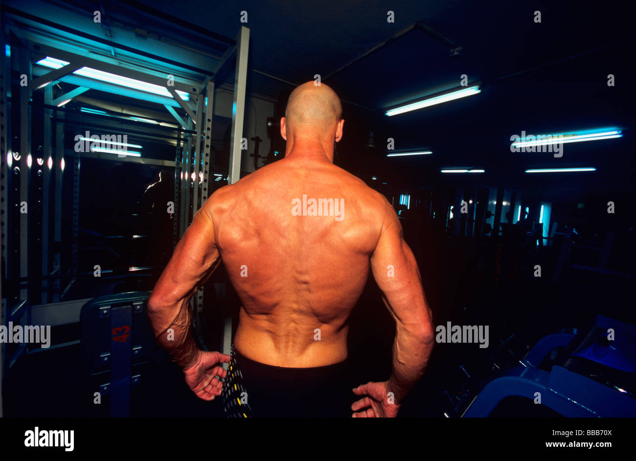 Body Builder Übungen kräftig Stockfotografie - Alamy
