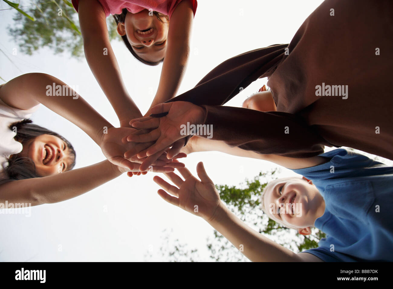 Kinderkreis der hände -Fotos und -Bildmaterial in hoher Auflösung – Alamy