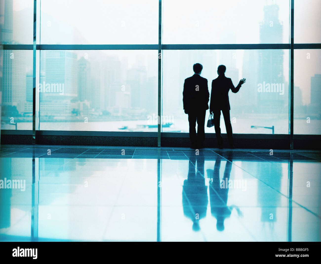 Silhouette paar menschen -Fotos und -Bildmaterial in hoher Auflösung ...