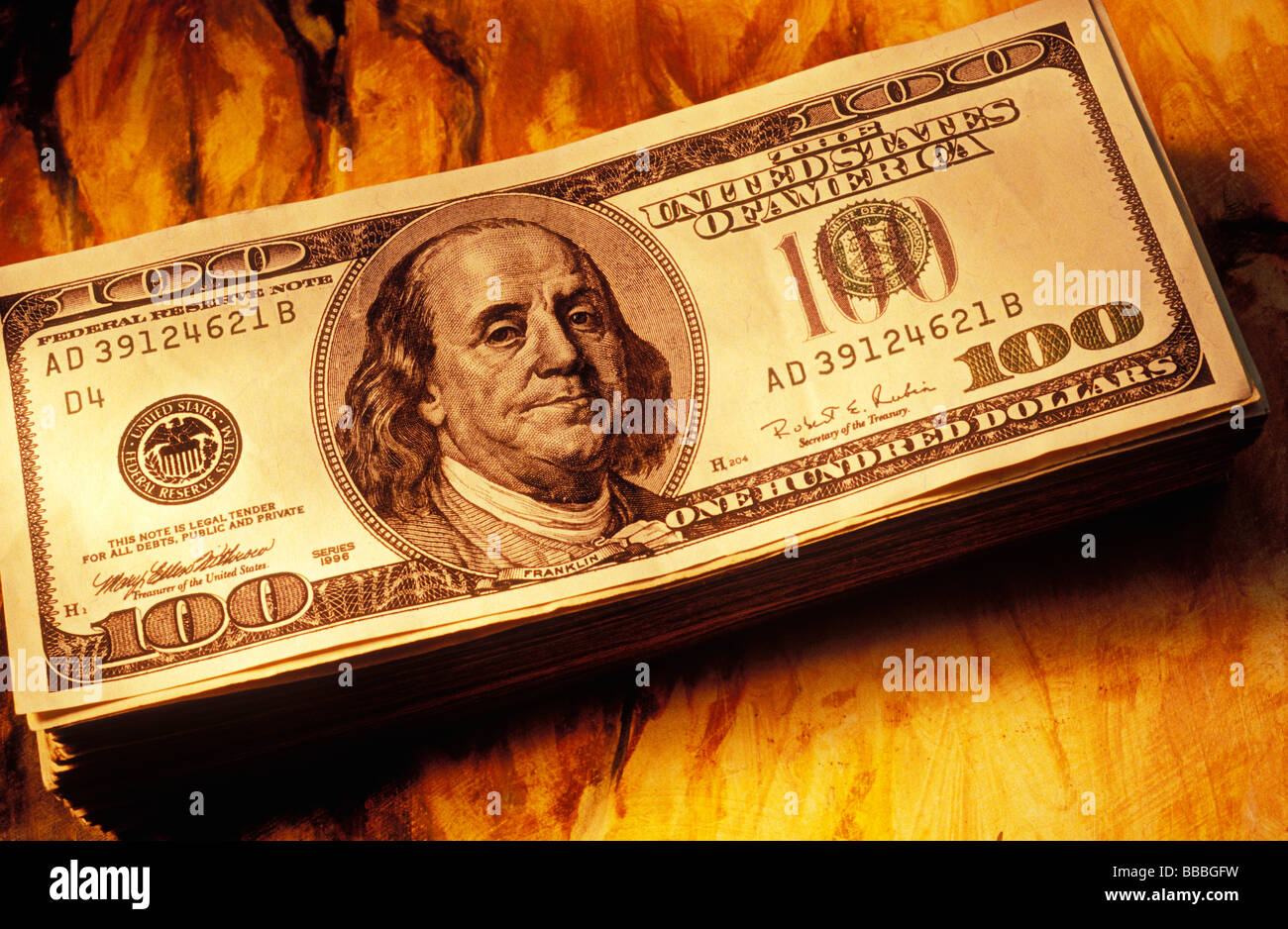 Dollarnoten stapel -Fotos und -Bildmaterial in hoher Auflösung – Alamy