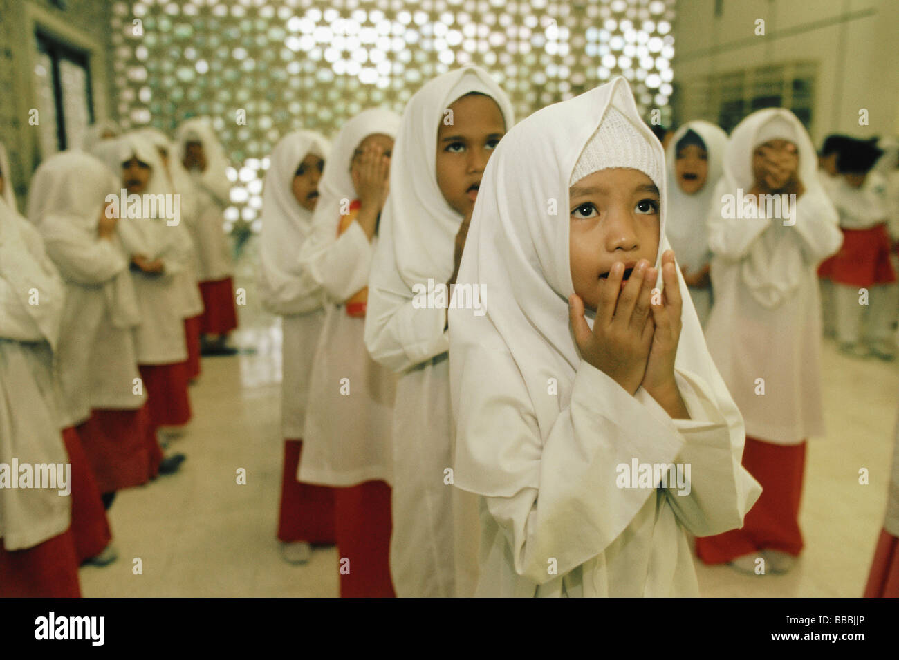 Betende kinder -Fotos und -Bildmaterial in hoher Auflösung – Alamy