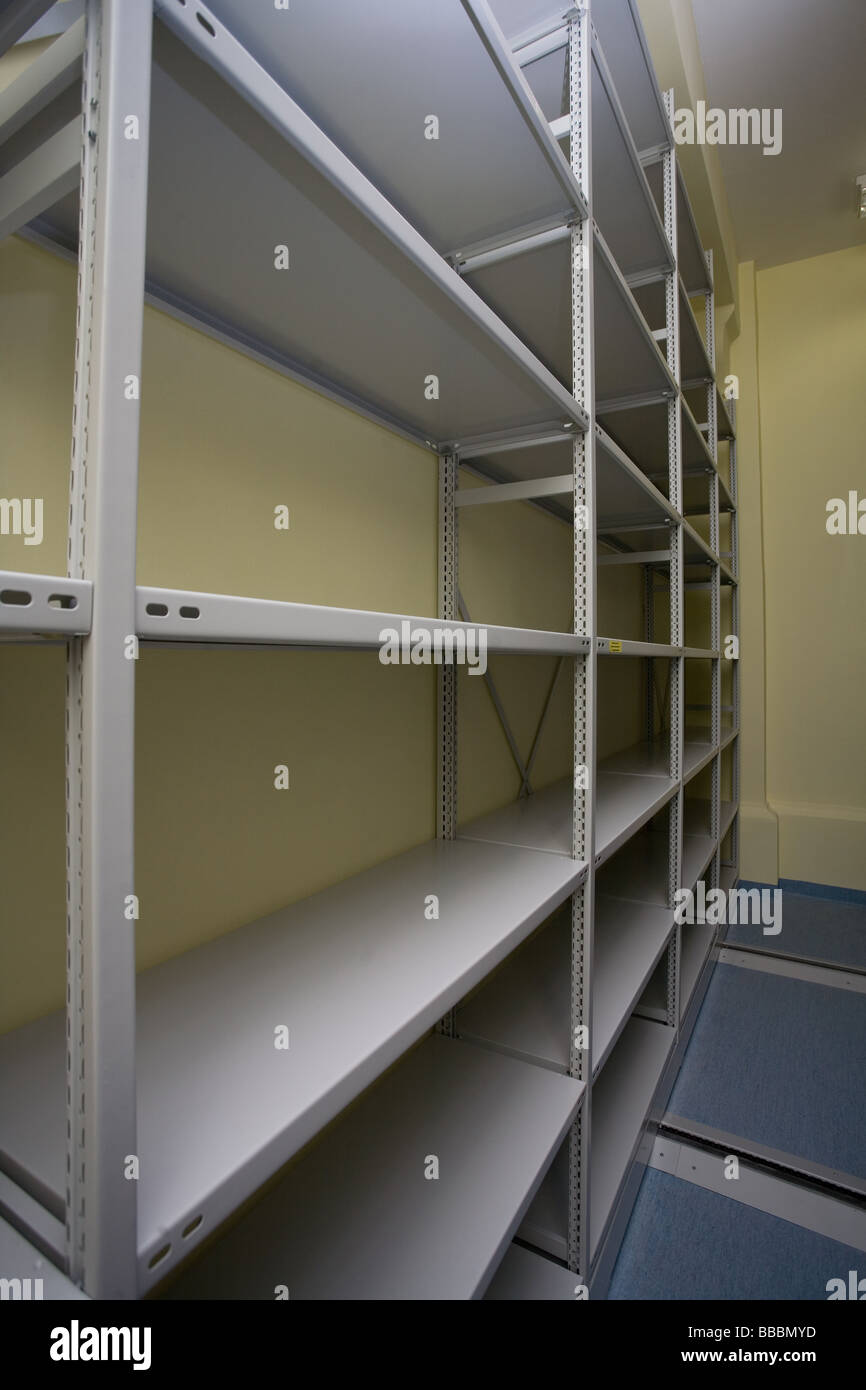 Empty shelf -Fotos und -Bildmaterial in hoher Auflösung – Alamy