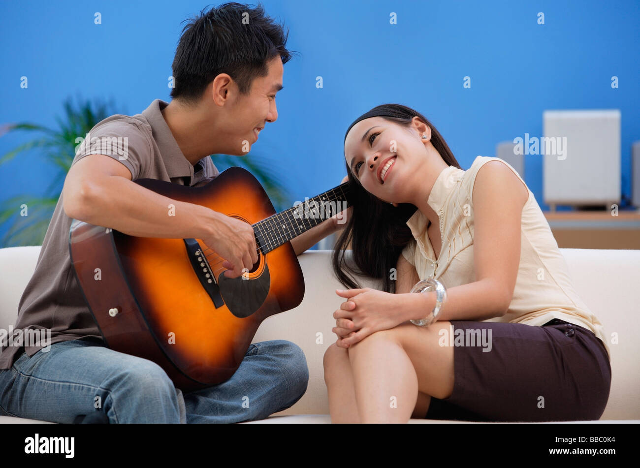 Frau serenade -Fotos und -Bildmaterial in hoher Auflösung – Alamy