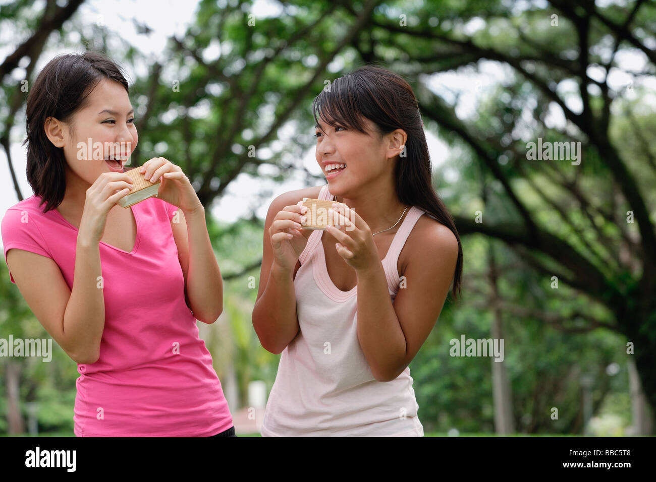 Zwei frauen essen eis -Fotos und -Bildmaterial in hoher Auflösung – Alamy