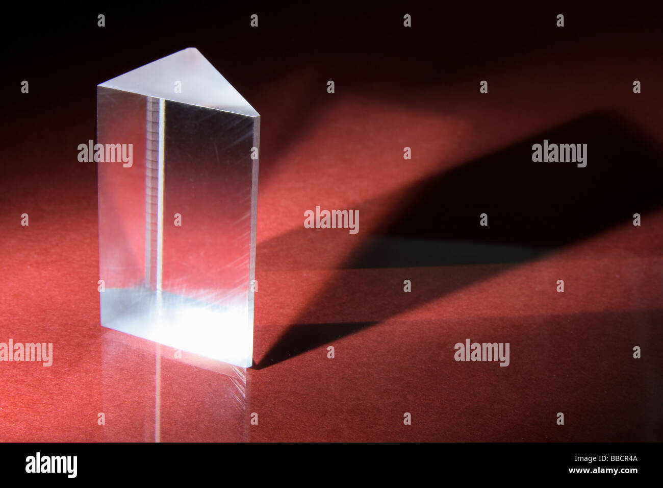 Triangular prism light -Fotos und -Bildmaterial in hoher Auflösung – Alamy
