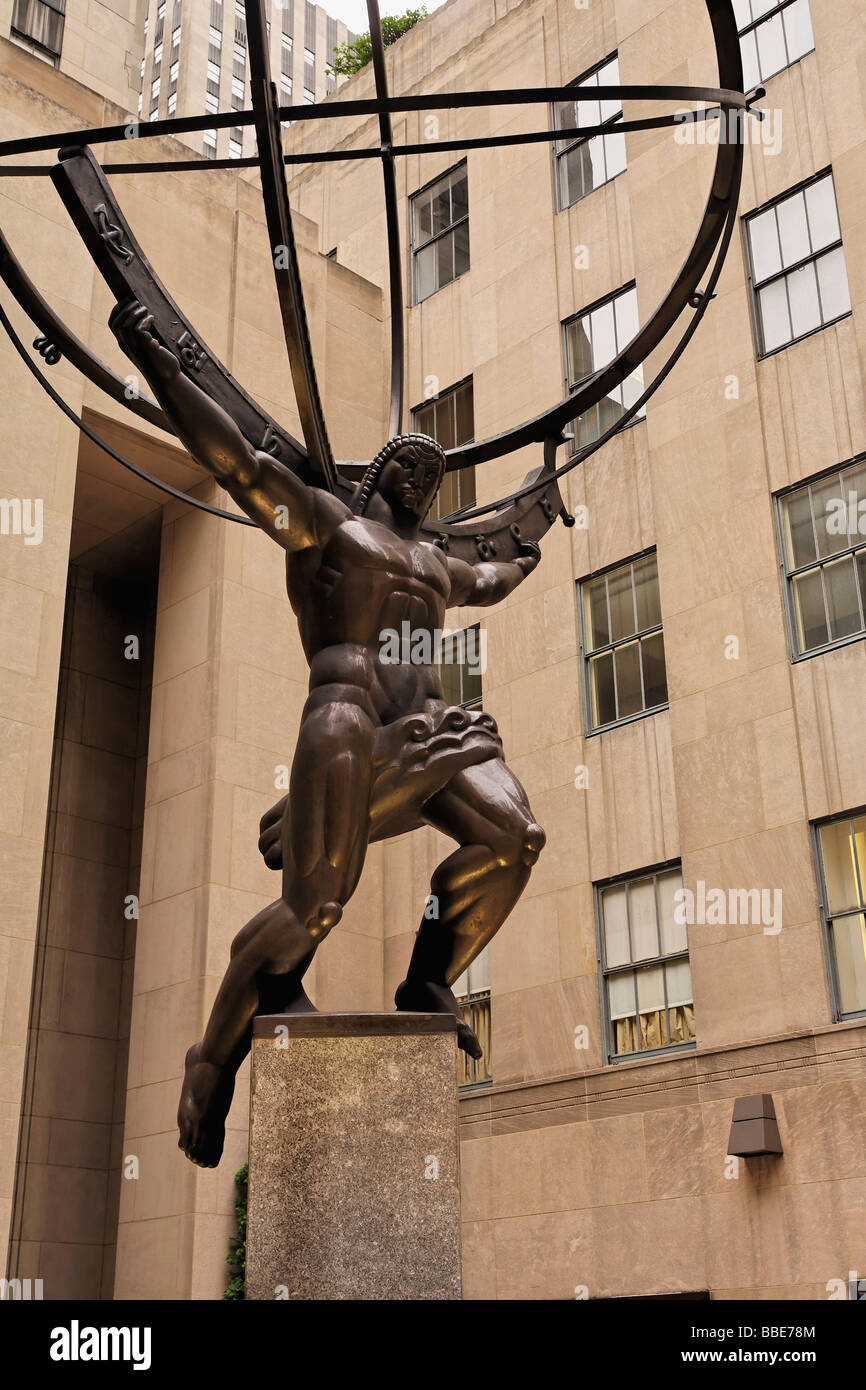 Lee Lawrie s Art deco Bronze-Skulptur des Atlas befindet sich im GE ...