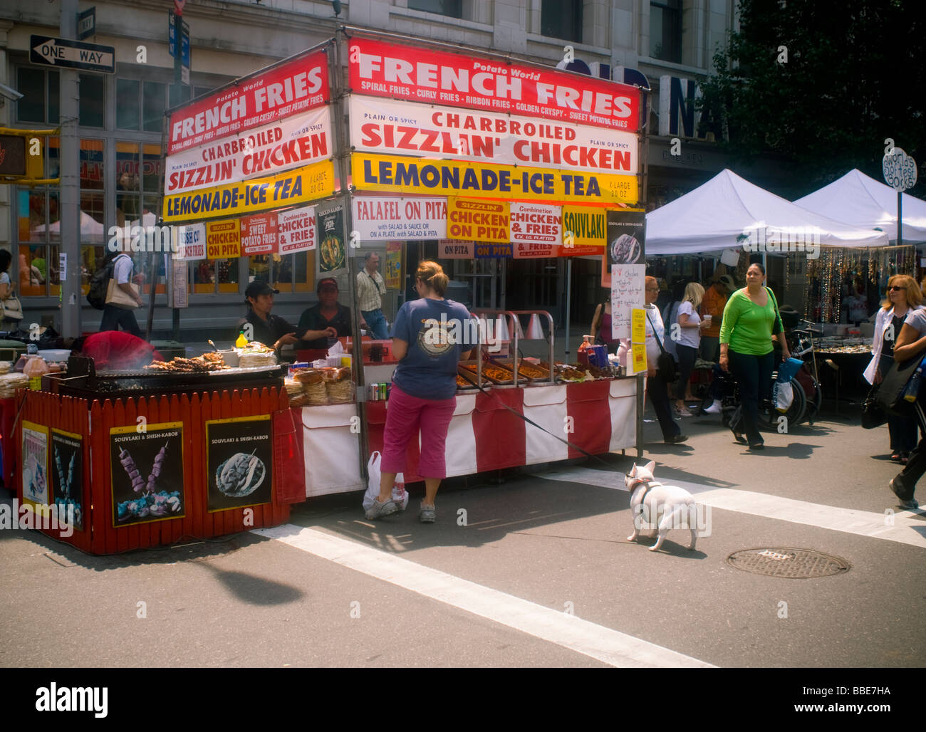 Food street fair -Fotos und -Bildmaterial in hoher Auflösung – Alamy
