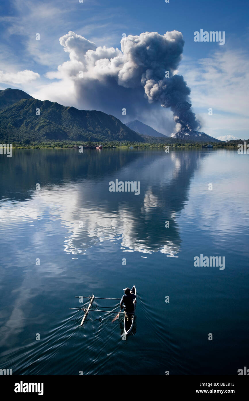 Tavurvur ausbrechender vulkan -Fotos und -Bildmaterial in hoher ...