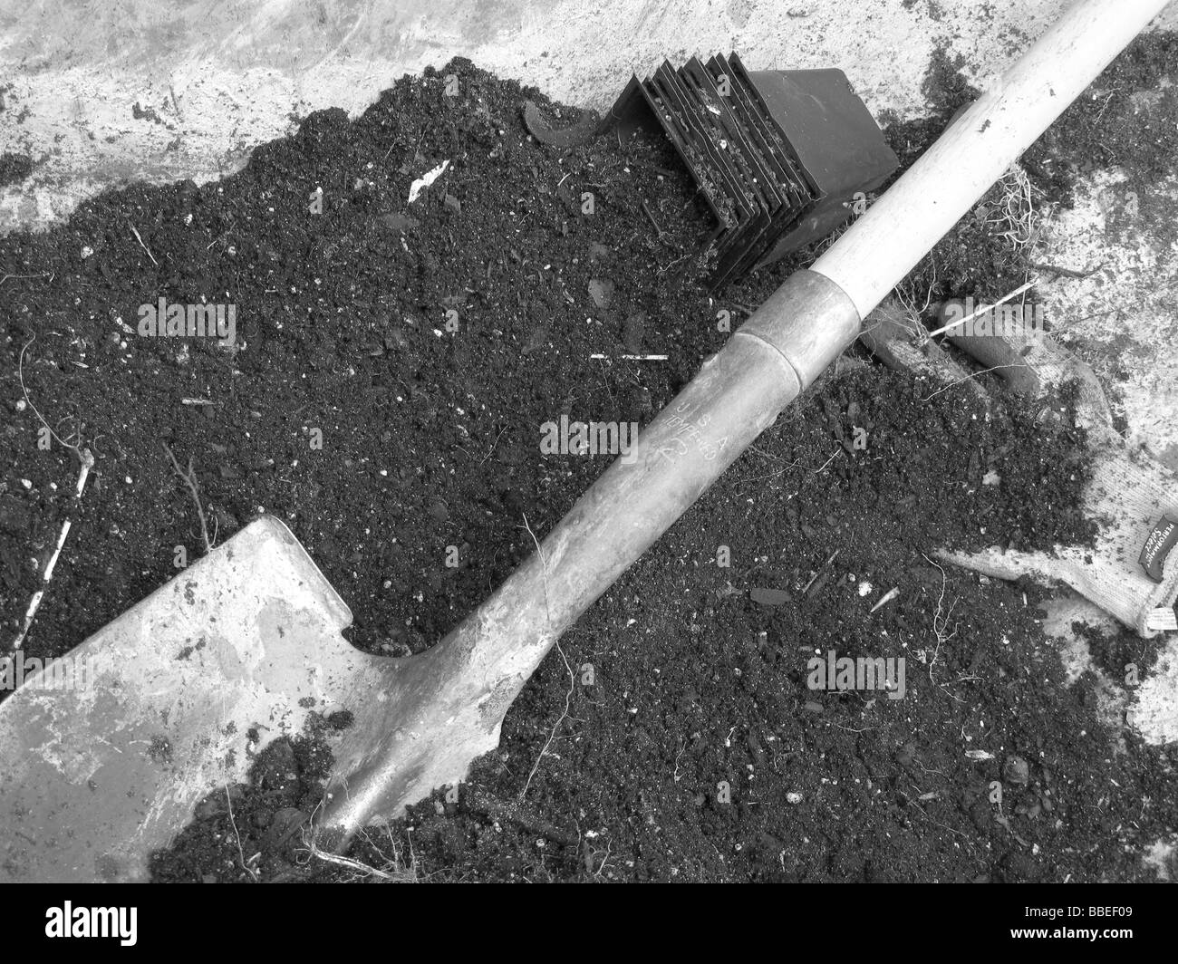 Halbe erde Schwarzweiß-Stockfotos und -bilder - Alamy