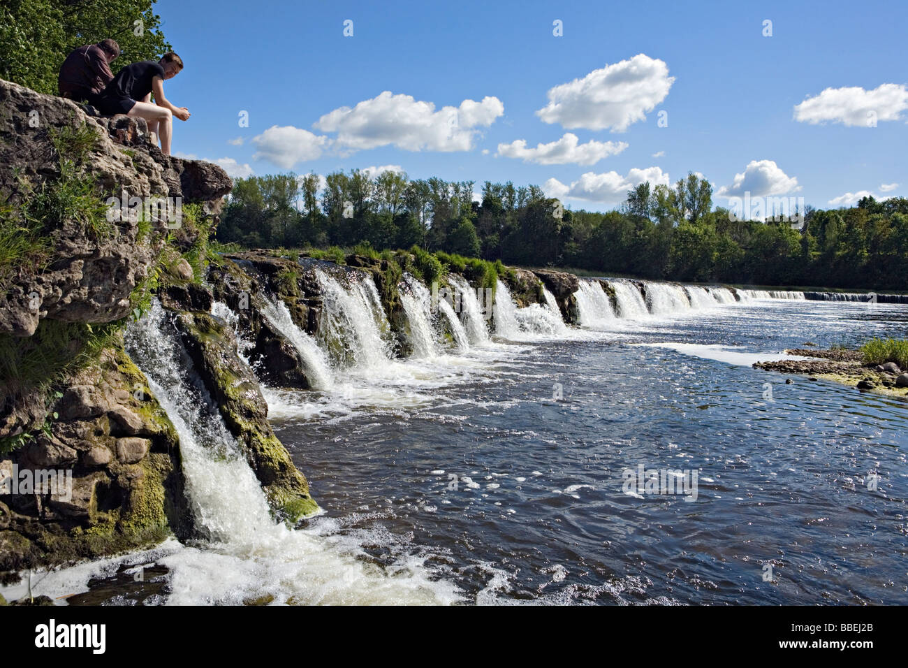 Jungen am Ventas Rumba Wasserfälle in Kuldiga Stadt Kurzeme Lettland ...