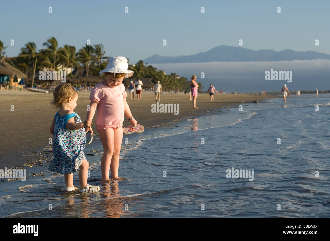 3 kinder spielen am strand -Fotos und -Bildmaterial in hoher Auflösung ...