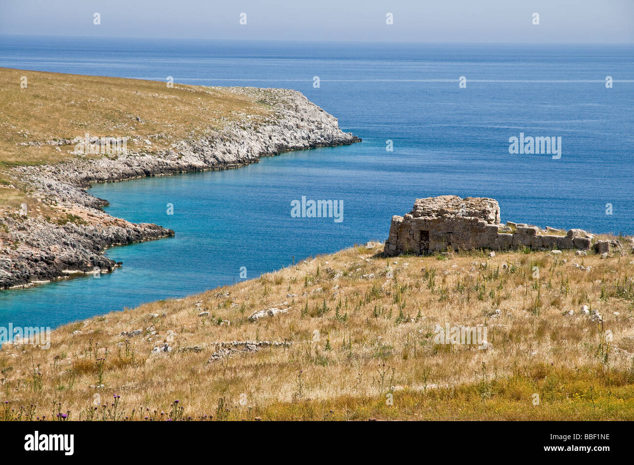Die Kapelle des Asomati und der kleinen Bucht Asomati am Kap Tenaro in ...