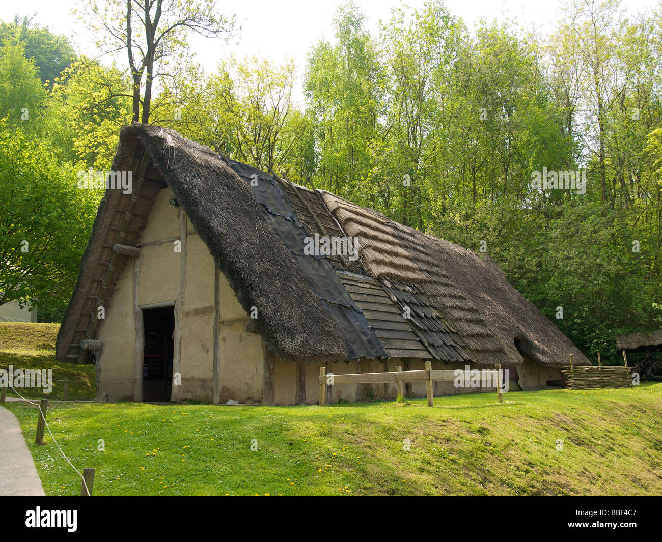 Jungsteinzeit haus -Fotos und -Bildmaterial in hoher Auflösung – Alamy