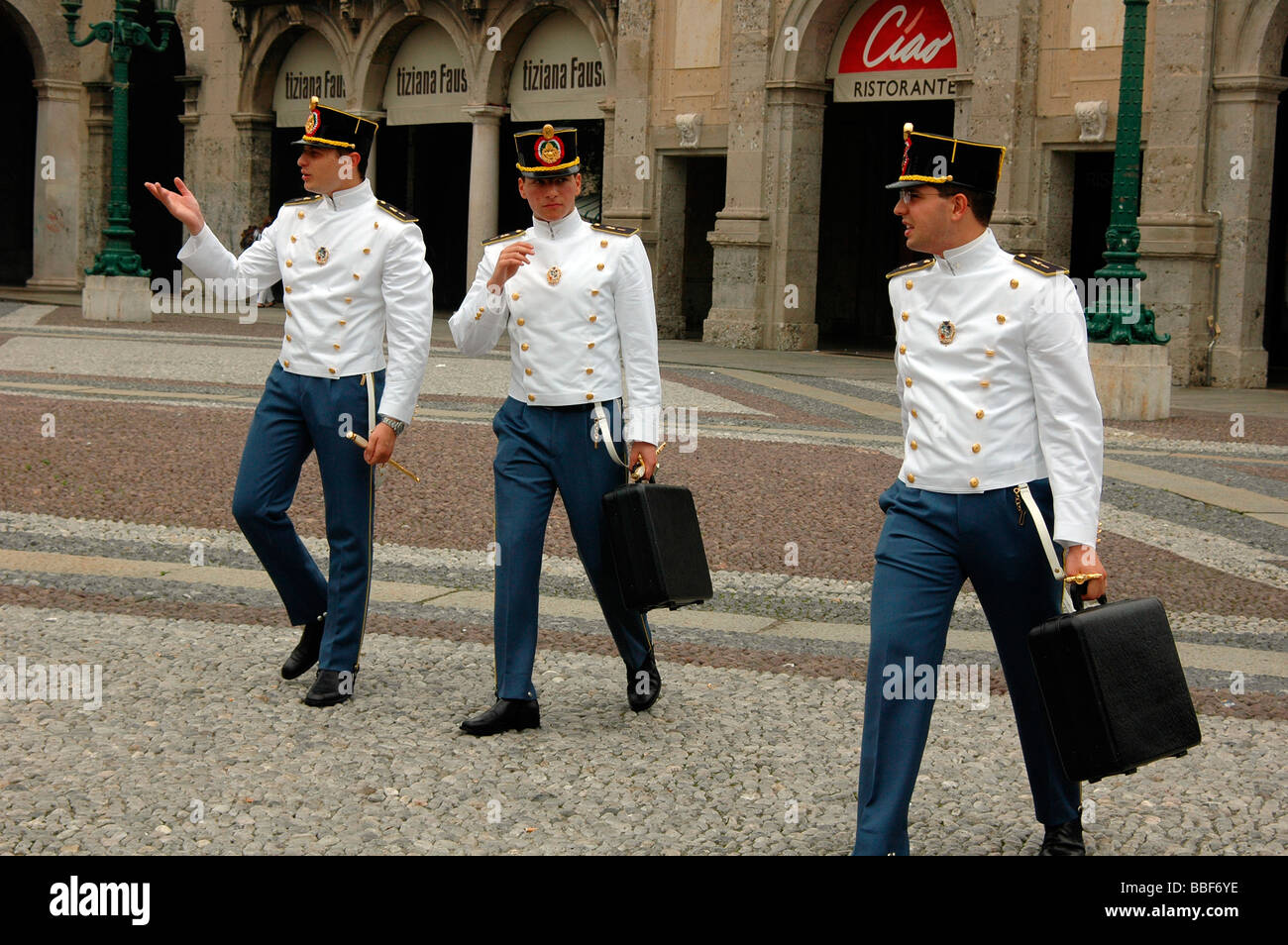Chaos kleid uniform -Fotos und -Bildmaterial in hoher Auflösung – Alamy