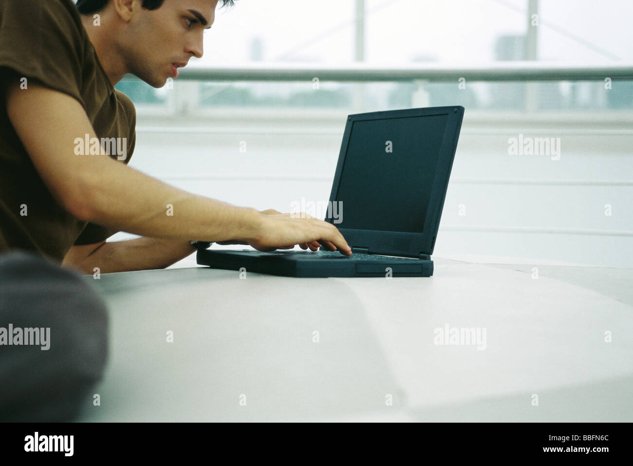 Ellenbogen Auf Dem Boden Stockfotos und -bilder Kaufen - Alamy